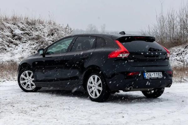 Black Volvo V40 2019 in Riga, with an engine capacity of 2.00 L and mileage of 169 thousand km for 12995 €, photo 2 on AUTOMOTO.COM.LV