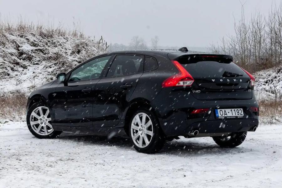 Melns Volvo V40 2019 Rīga, ar dzinēja tilpumu 2.00 L un nobraukumu 169 tūkst. km par 12995 €, foto 3 vietnē AUTOMOTO.COM.LV