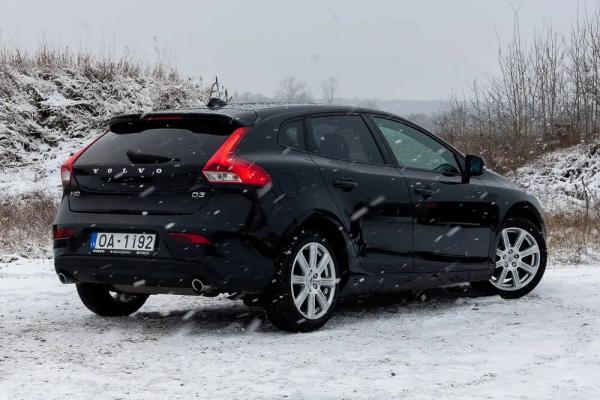 Black Volvo V40 2019 in Riga, with an engine capacity of 2.00 L and mileage of 169 thousand km for 12995 €, photo 4 on AUTOMOTO.COM.LV