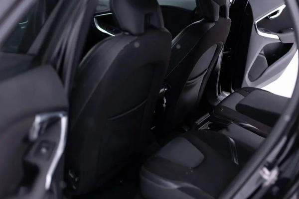 Black Volvo V40 2019 in Riga, with an engine capacity of 2.00 L and mileage of 169 thousand km for 12995 €, photo 8 on AUTOMOTO.COM.LV