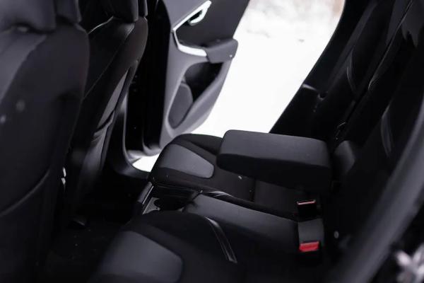 Black Volvo V40 2019 in Riga, with an engine capacity of 2.00 L and mileage of 169 thousand km for 12995 €, photo 9 on AUTOMOTO.COM.LV