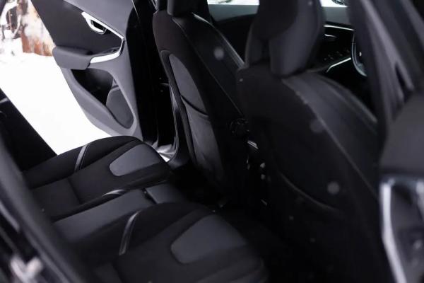 Black Volvo V40 2019 in Riga, with an engine capacity of 2.00 L and mileage of 169 thousand km for 12995 €, photo 10 on AUTOMOTO.COM.LV
