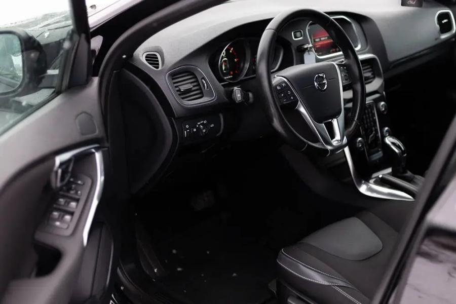Melns Volvo V40 2019 Rīga, ar dzinēja tilpumu 2.00 L un nobraukumu 169 tūkst. km par 12995 €, foto 13 vietnē AUTOMOTO.COM.LV