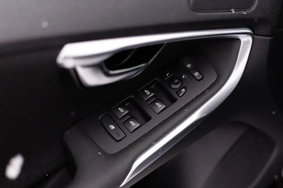 Melns Volvo V40 2019 Rīga, ar dzinēja tilpumu 2.00 L un nobraukumu 169 tūkst. km par 12995 €, foto 14 vietnē AUTOMOTO.COM.LV