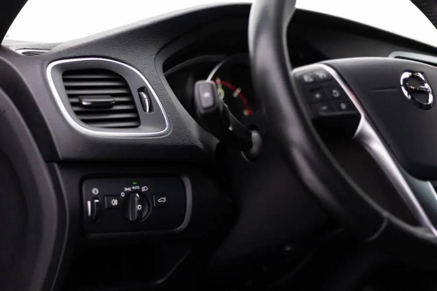Melns Volvo V40 2019 Rīga, ar dzinēja tilpumu 2.00 L un nobraukumu 169 tūkst. km par 12995 €, foto 15 vietnē AUTOMOTO.COM.LV