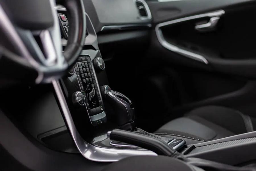 Melns Volvo V40 2019 Rīga, ar dzinēja tilpumu 2.00 L un nobraukumu 169 tūkst. km par 12995 €, foto 16 vietnē AUTOMOTO.COM.LV