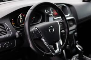 Melns Volvo V40 2019 Rīga, ar dzinēja tilpumu 2.00 L un nobraukumu 169 tūkst. km par 12995 €, foto 17 vietnē AUTOMOTO.COM.LV