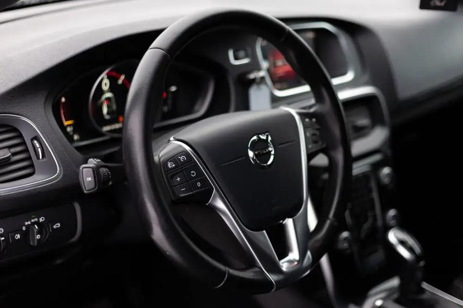 Melns Volvo V40 2019 Rīga, ar dzinēja tilpumu 2.00 L un nobraukumu 169 tūkst. km par 12995 €, foto 17 vietnē AUTOMOTO.COM.LV