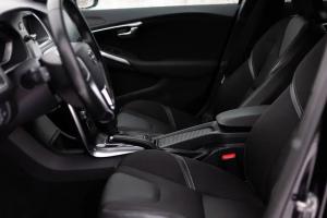 Melns Volvo V40 2019 Rīga, ar dzinēja tilpumu 2.00 L un nobraukumu 169 tūkst. km par 12995 €, foto 18 vietnē AUTOMOTO.COM.LV