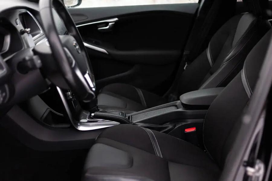 Melns Volvo V40 2019 Rīga, ar dzinēja tilpumu 2.00 L un nobraukumu 169 tūkst. km par 12995 €, foto 18 vietnē AUTOMOTO.COM.LV