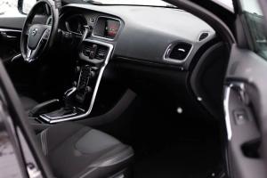 Melns Volvo V40 2019 Rīga, ar dzinēja tilpumu 2.00 L un nobraukumu 169 tūkst. km par 12995 €, foto 19 vietnē AUTOMOTO.COM.LV