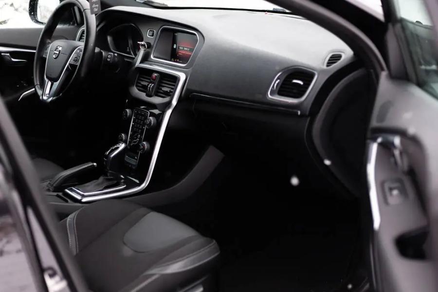 Melns Volvo V40 2019 Rīga, ar dzinēja tilpumu 2.00 L un nobraukumu 169 tūkst. km par 12995 €, foto 19 vietnē AUTOMOTO.COM.LV