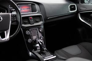 Melns Volvo V40 2019 Rīga, ar dzinēja tilpumu 2.00 L un nobraukumu 169 tūkst. km par 12995 €, foto 22 vietnē AUTOMOTO.COM.LV