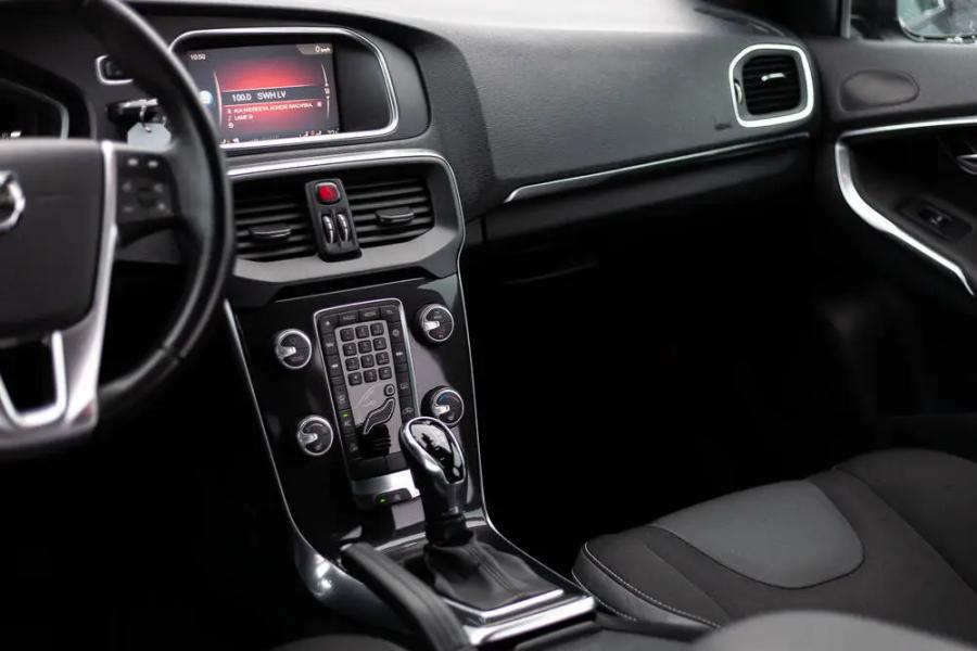 Melns Volvo V40 2019 Rīga, ar dzinēja tilpumu 2.00 L un nobraukumu 169 tūkst. km par 12995 €, foto 22 vietnē AUTOMOTO.COM.LV