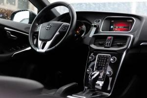 Melns Volvo V40 2019 Rīga, ar dzinēja tilpumu 2.00 L un nobraukumu 169 tūkst. km par 12995 €, foto 23 vietnē AUTOMOTO.COM.LV