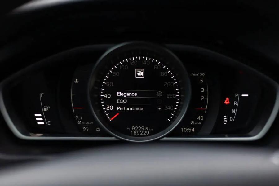Melns Volvo V40 2019 Rīga, ar dzinēja tilpumu 2.00 L un nobraukumu 169 tūkst. km par 12995 €, foto 24 vietnē AUTOMOTO.COM.LV