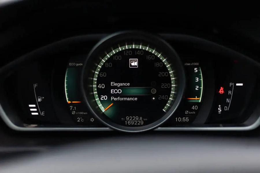 Melns Volvo V40 2019 Rīga, ar dzinēja tilpumu 2.00 L un nobraukumu 169 tūkst. km par 12995 €, foto 25 vietnē AUTOMOTO.COM.LV