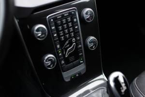 Melns Volvo V40 2019 Rīga, ar dzinēja tilpumu 2.00 L un nobraukumu 169 tūkst. km par 12995 €, foto 29 vietnē AUTOMOTO.COM.LV