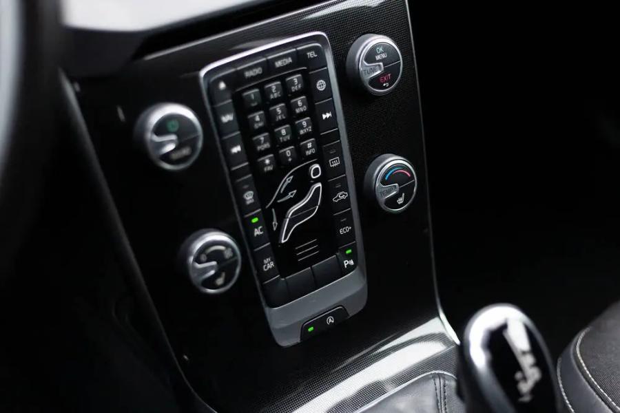 Melns Volvo V40 2019 Rīga, ar dzinēja tilpumu 2.00 L un nobraukumu 169 tūkst. km par 12995 €, foto 29 vietnē AUTOMOTO.COM.LV