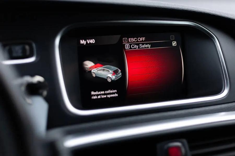 Melns Volvo V40 2019 Rīga, ar dzinēja tilpumu 2.00 L un nobraukumu 169 tūkst. km par 12995 €, foto 31 vietnē AUTOMOTO.COM.LV