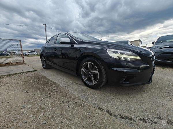 Melns Volvo V40 2019 Viļņa, ar dzinēja tilpumu 2.00 L un nobraukumu 220 tūkst. km par 9900 €, foto 1 vietnē AUTOMOTO.COM.LV