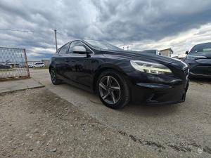 Melns Volvo V40 2019 Viļņa, ar dzinēja tilpumu 2.00 L un nobraukumu 220 tūkst. km par 9900 €, foto  vietnē AUTOMOTO.COM.LV