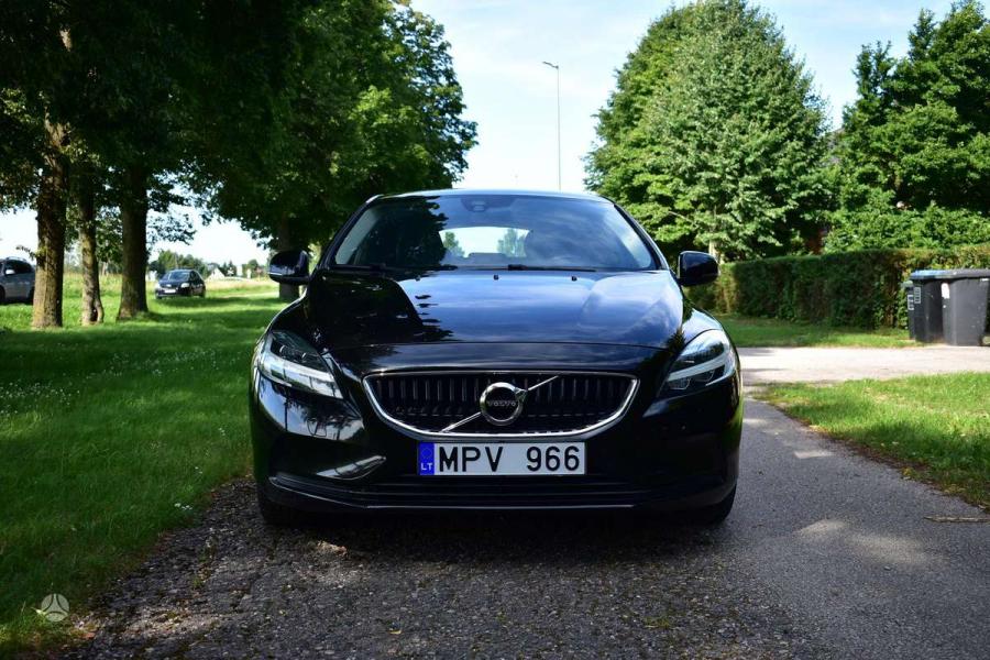 Black Volvo V40 2019 in Vilnius, with an engine capacity of 1.50 L and mileage of 248 thousand km for 9700 €, photo 3 on AUTOMOTO.COM.LV