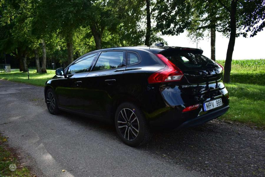 Black Volvo V40 2019 in Vilnius, with an engine capacity of 1.50 L and mileage of 248 thousand km for 9700 €, photo 5 on AUTOMOTO.COM.LV