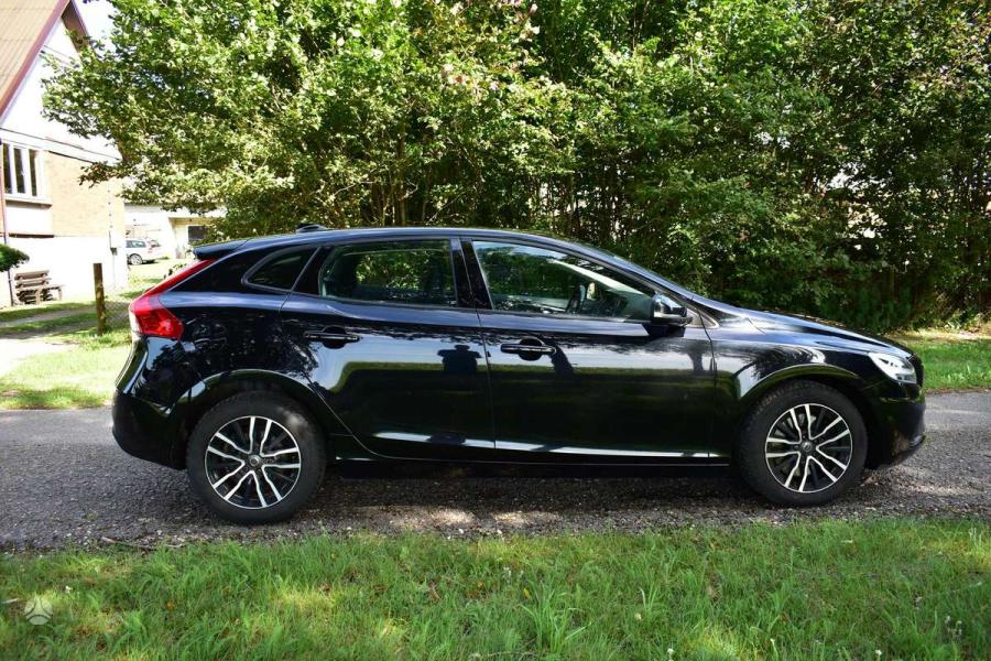 Black Volvo V40 2019 in Vilnius, with an engine capacity of 1.50 L and mileage of 248 thousand km for 9700 €, photo 8 on AUTOMOTO.COM.LV