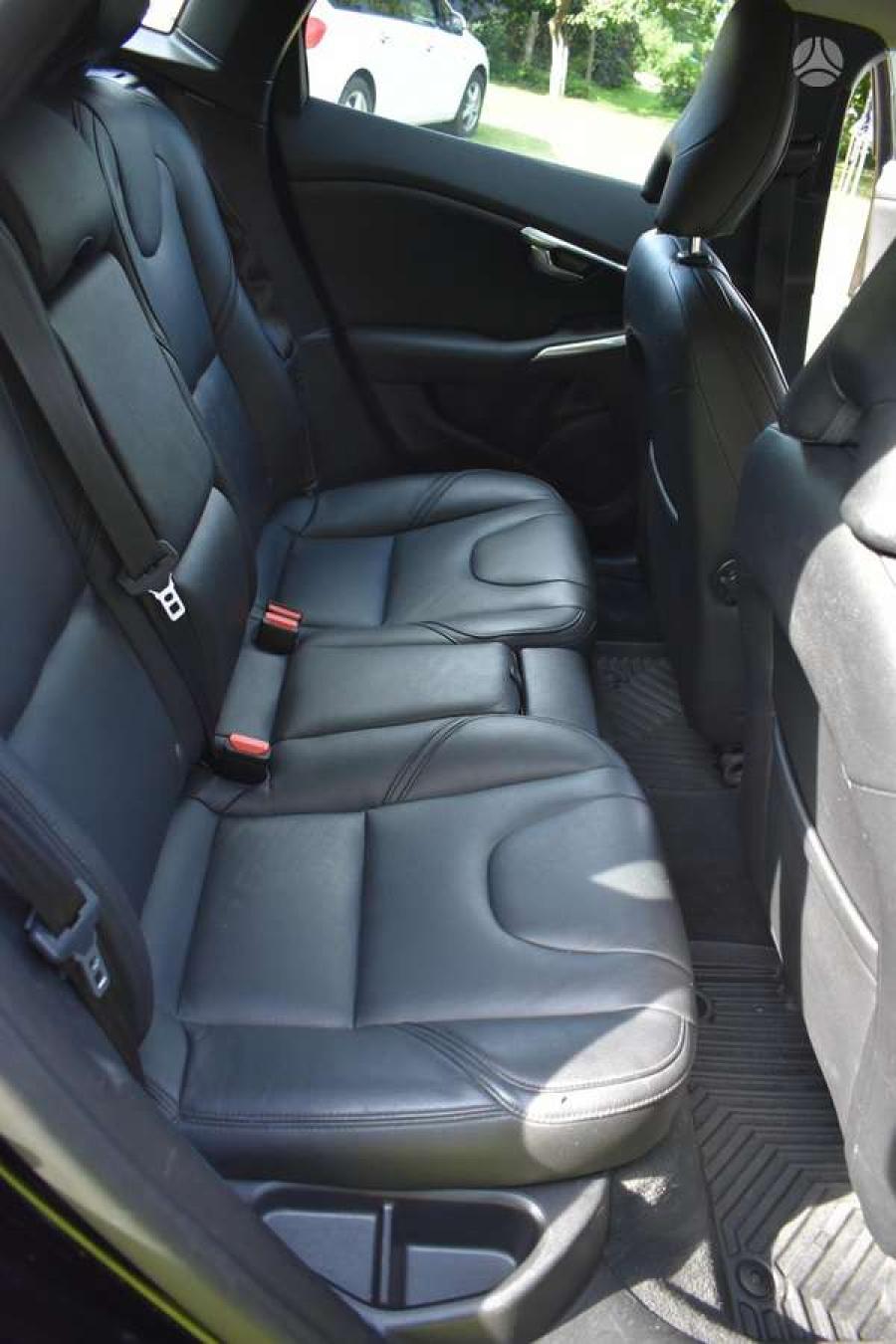 Black Volvo V40 2019 in Vilnius, with an engine capacity of 1.50 L and mileage of 248 thousand km for 9700 €, photo 11 on AUTOMOTO.COM.LV