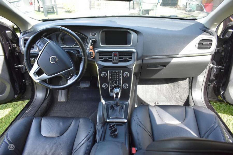 Black Volvo V40 2019 in Vilnius, with an engine capacity of 1.50 L and mileage of 248 thousand km for 9700 €, photo 12 on AUTOMOTO.COM.LV