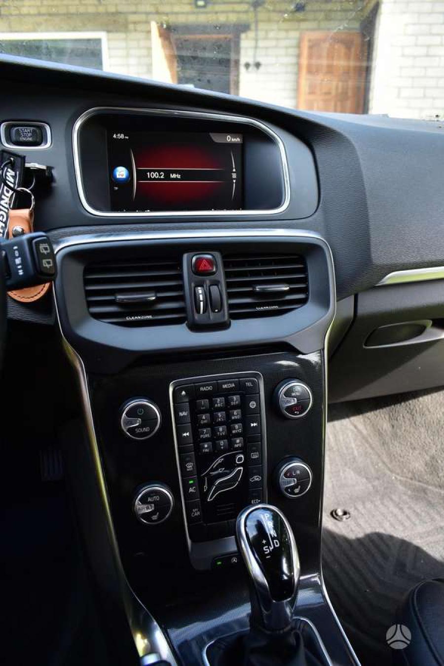 Black Volvo V40 2019 in Vilnius, with an engine capacity of 1.50 L and mileage of 248 thousand km for 9700 €, photo 14 on AUTOMOTO.COM.LV