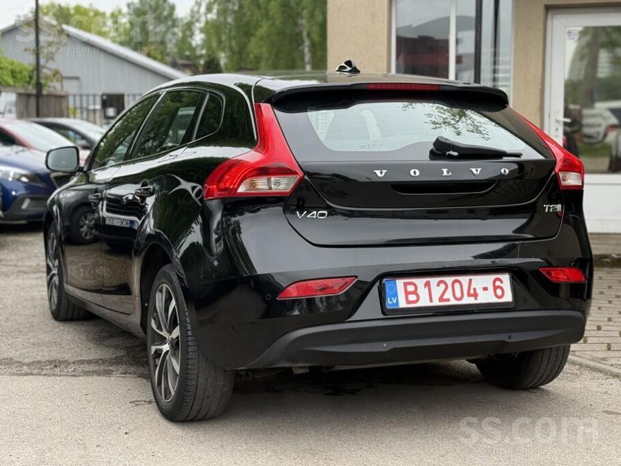 Black Volvo V40 2019 in Riga, with an engine capacity of 1.50 L and mileage of 0 thousand km for 10800 €, photo 4 on AUTOMOTO.COM.LV