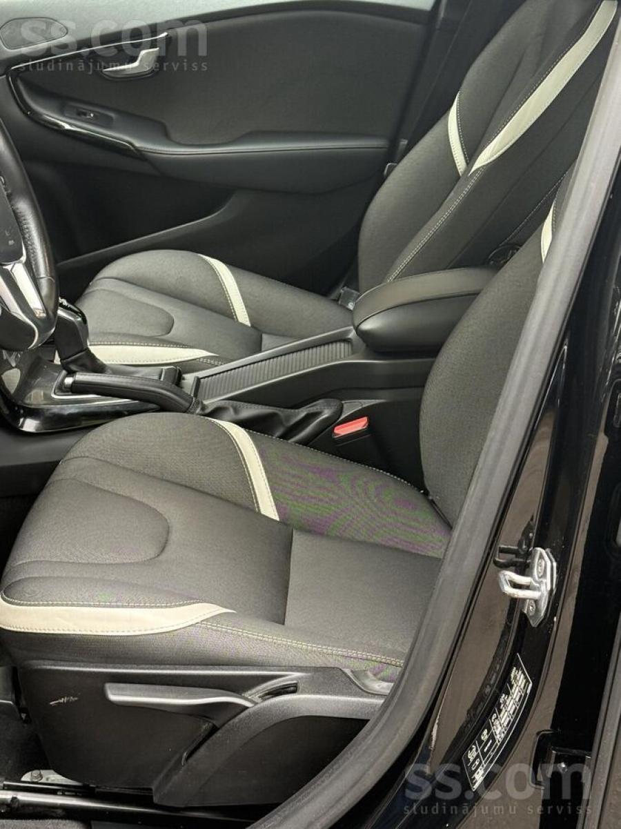 Black Volvo V40 2019 in Riga, with an engine capacity of 1.50 L and mileage of 0 thousand km for 10800 €, photo 9 on AUTOMOTO.COM.LV