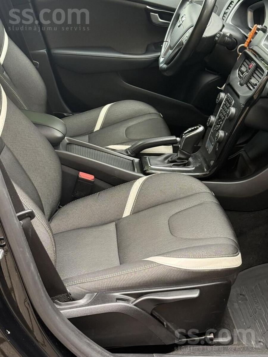 Black Volvo V40 2019 in Riga, with an engine capacity of 1.50 L and mileage of 0 thousand km for 10800 €, photo 10 on AUTOMOTO.COM.LV