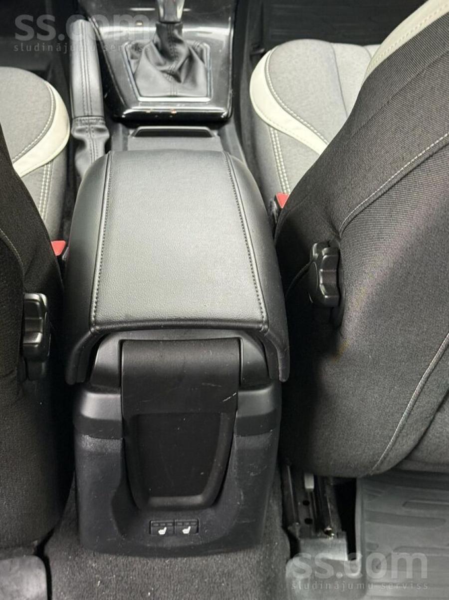 Black Volvo V40 2019 in Riga, with an engine capacity of 1.50 L and mileage of 0 thousand km for 10800 €, photo 13 on AUTOMOTO.COM.LV
