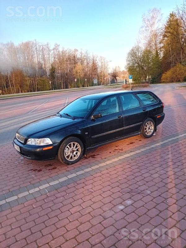 Melns Volvo V40 2000 Rīga, ar dzinēja tilpumu 1.80 L un nobraukumu 219 tūkst. km par 1000 €, foto 1 vietnē AUTOMOTO.COM.LV