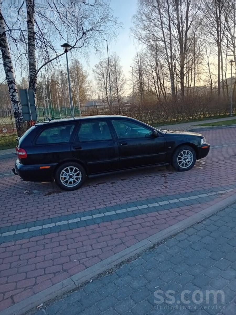 Melns Volvo V40 2000 Rīga, ar dzinēja tilpumu 1.80 L un nobraukumu 219 tūkst. km par 1000 €, foto 4 vietnē AUTOMOTO.COM.LV