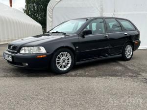 Melns Volvo V40 2004 Jelgava, ar dzinēja tilpumu 1.90 L un nobraukumu 317 tūkst. km par 950 €, foto  vietnē AUTOMOTO.COM.LV