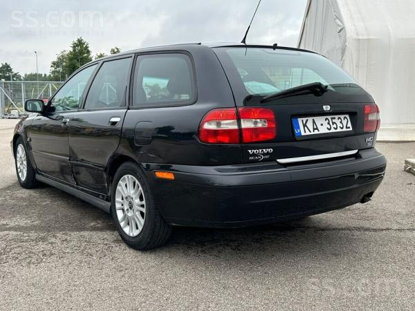 Melns Volvo V40 2004 Jelgava, ar dzinēja tilpumu 1.90 L un nobraukumu 317 tūkst. km par 950 €, foto 3 vietnē AUTOMOTO.COM.LV