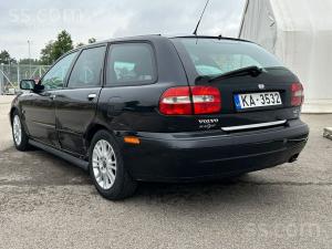 Melns Volvo V40 2004 Jelgava, ar dzinēja tilpumu 1.90 L un nobraukumu 317 tūkst. km par 950 €, foto 4 vietnē AUTOMOTO.COM.LV