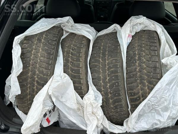 Melns Volvo V40 2004 Jelgava, ar dzinēja tilpumu 1.90 L un nobraukumu 317 tūkst. km par 950 €, foto 6 vietnē AUTOMOTO.COM.LV