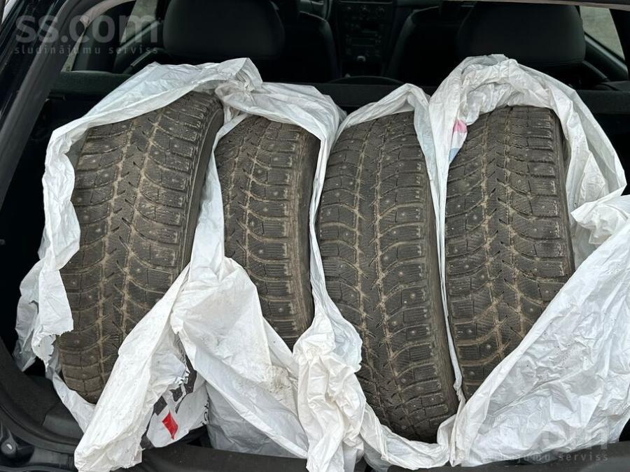 Melns Volvo V40 2004 Jelgava, ar dzinēja tilpumu 1.90 L un nobraukumu 317 tūkst. km par 950 €, foto 7 vietnē AUTOMOTO.COM.LV