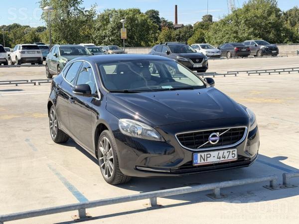 Black Volvo V40 2013 in Riga, with an engine capacity of 1.60 L and mileage of 279 thousand km for 5300 €, photo 1 on AUTOMOTO.COM.LV