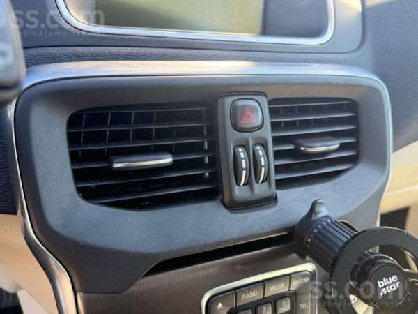 Black Volvo V40 2013 in Riga, with an engine capacity of 1.60 L and mileage of 279 thousand km for 5300 €, photo 5 on AUTOMOTO.COM.LV