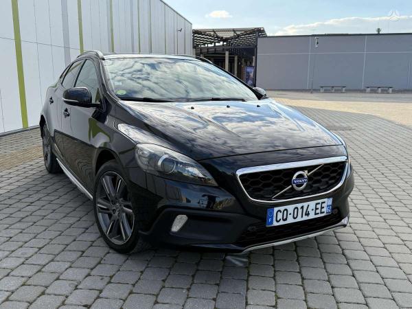 Black Volvo V40 2013 in Raseiniai, with an engine capacity of 2.00 L and mileage of 240 thousand km for 8950 €, photo 4 on AUTOMOTO.COM.LV