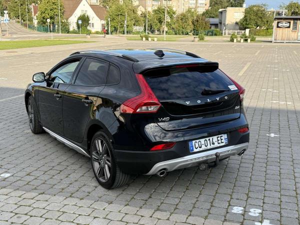 Black Volvo V40 2013 in Raseiniai, with an engine capacity of 2.00 L and mileage of 240 thousand km for 8950 €, photo 8 on AUTOMOTO.COM.LV