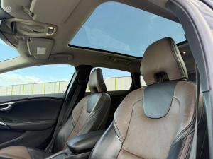 Black Volvo V40 2013 in Raseiniai, with an engine capacity of 2.00 L and mileage of 240 thousand km for 8950 €, photo 17 on AUTOMOTO.COM.LV