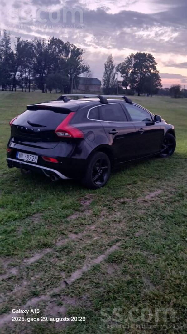 Melns Volvo V40 2014 Preiļi, ar dzinēja tilpumu 2.00 L un nobraukumu 275 tūkst. km par 6500 €, foto 3 vietnē AUTOMOTO.COM.LV