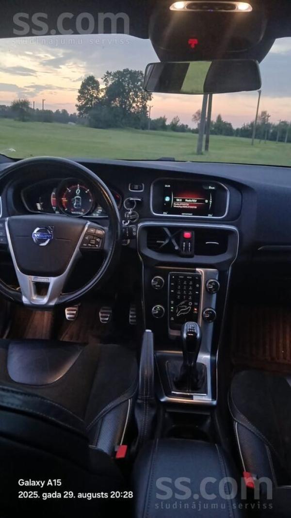 Melns Volvo V40 2014 Preiļi, ar dzinēja tilpumu 2.00 L un nobraukumu 275 tūkst. km par 6500 €, foto 4 vietnē AUTOMOTO.COM.LV